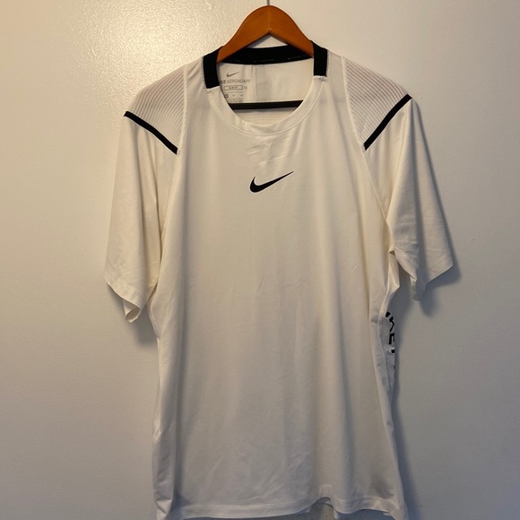 Nike | Shirts | Nike Pro Aeroadapt Slim Fit White And Black Teeshirt Sz ...